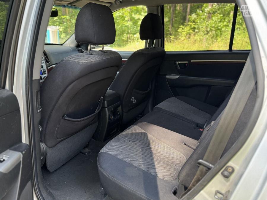 Hyundai Santa Fe 2007 in Vilnius, with an engine capacity of 2.20 L and mileage of 300 thousand km for 2499 €, photo 8 on AUTOMOTO.COM.LV