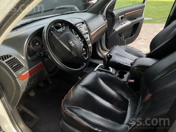 Hyundai Santa Fe 2008 in Jelgava, with an engine capacity of 2.20 L and mileage of 268 thousand km for 4500 €, photo 5 on AUTOMOTO.COM.LV
