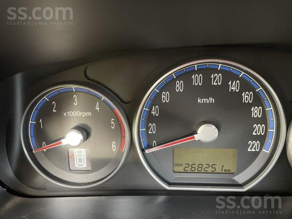 Hyundai Santa Fe 2008 in Jelgava, with an engine capacity of 2.20 L and mileage of 268 thousand km for 4500 €, photo 8 on AUTOMOTO.COM.LV
