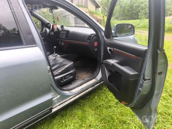 Hyundai Santa Fe 2008 in Rezekne, with an engine capacity of 2.20 L and mileage of 389 thousand km for 3000 €, photo 6 on AUTOMOTO.COM.LV