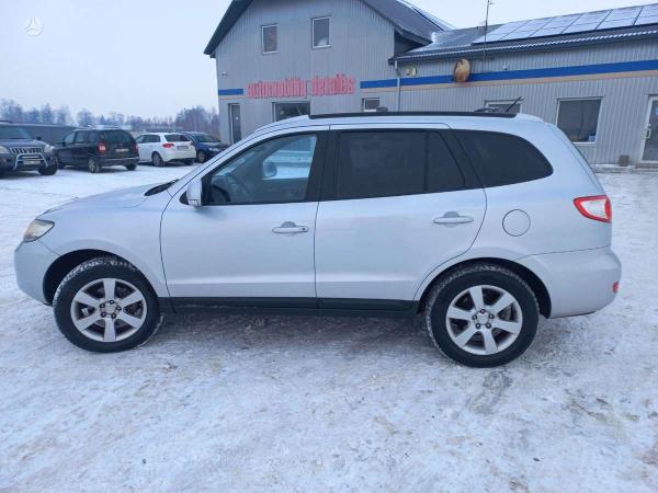 Hyundai Santa Fe 2009 in Marijampole, with an engine capacity of 2.20 L and mileage of 220 thousand km for 4650 €, photo 7 on AUTOMOTO.COM.LV
