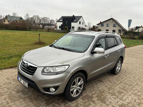 Hyundai Santa Fe 2010 in Riga, with an engine capacity of 2.20 L and mileage of 312 thousand km for 4800 €, photo 1 on AUTOMOTO.COM.LV