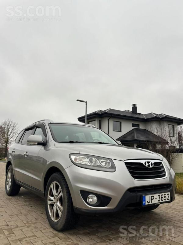 Hyundai Santa Fe 2010 in Riga, with an engine capacity of 2.20 L and mileage of 312 thousand km for 4800 €, photo 4 on AUTOMOTO.COM.LV