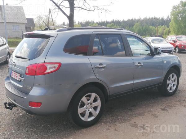 Hyundai Santa Fe 2010 in Valmiera, with an engine capacity of 2.20 L and mileage of 300 thousand km for 5450 €, photo 6 on AUTOMOTO.COM.LV