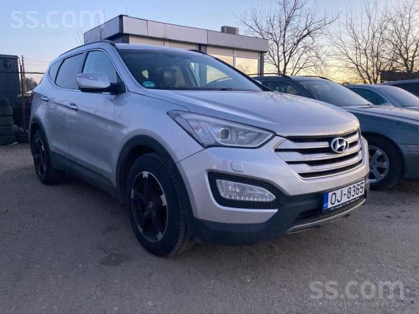 Hyundai Santa Fe 2012 in Riga, with an engine capacity of 2.20 L and mileage of 258 thousand km for 10300 €, photo 3 on AUTOMOTO.COM.LV