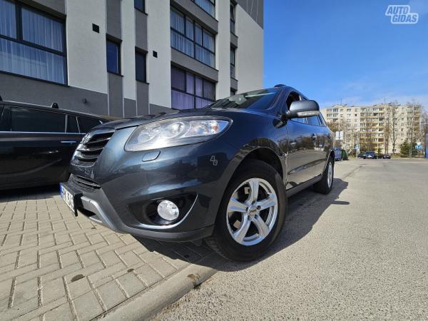 Hyundai Santa Fe 2012 in Kaunas, with an engine capacity of 2.00 L and mileage of 302 thousand km for 7499 €, photo 1 on AUTOMOTO.COM.LV