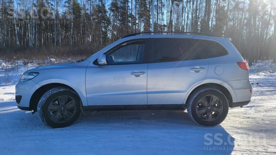 Hyundai Santa Fe 2012 in Riga, with an engine capacity of 2.00 L and mileage of 247 thousand km for 7200 €, photo 3 on AUTOMOTO.COM.LV