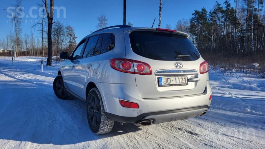 Hyundai Santa Fe 2012 in Riga, with an engine capacity of 2.00 L and mileage of 247 thousand km for 7200 €, photo 4 on AUTOMOTO.COM.LV