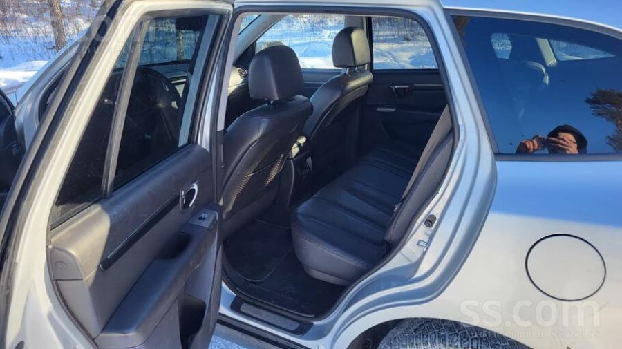 Hyundai Santa Fe 2012 in Riga, with an engine capacity of 2.00 L and mileage of 247 thousand km for 7200 €, photo 9 on AUTOMOTO.COM.LV