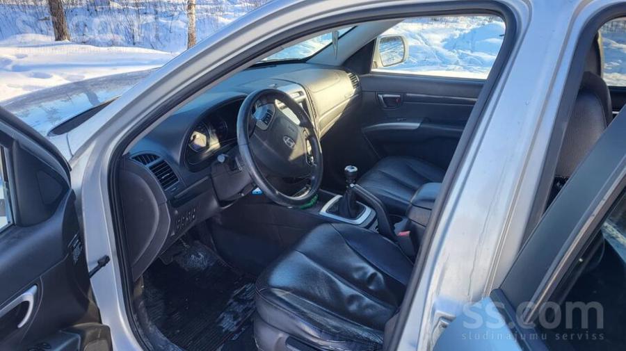 Hyundai Santa Fe 2012 in Riga, with an engine capacity of 2.00 L and mileage of 247 thousand km for 7200 €, photo 10 on AUTOMOTO.COM.LV