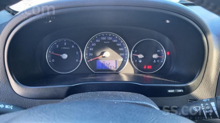Hyundai Santa Fe 2012 in Riga, with an engine capacity of 2.00 L and mileage of 247 thousand km for 7200 €, photo 11 on AUTOMOTO.COM.LV