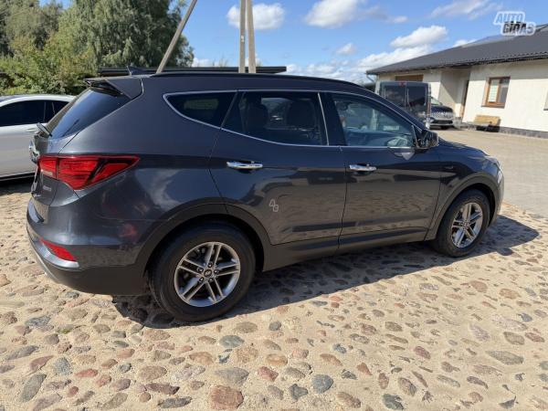 Hyundai Santa Fe 2017 in Radviliskis, with an engine capacity of 2.40 L and mileage of 237 thousand km for 10900 €, photo 6 on AUTOMOTO.COM.LV