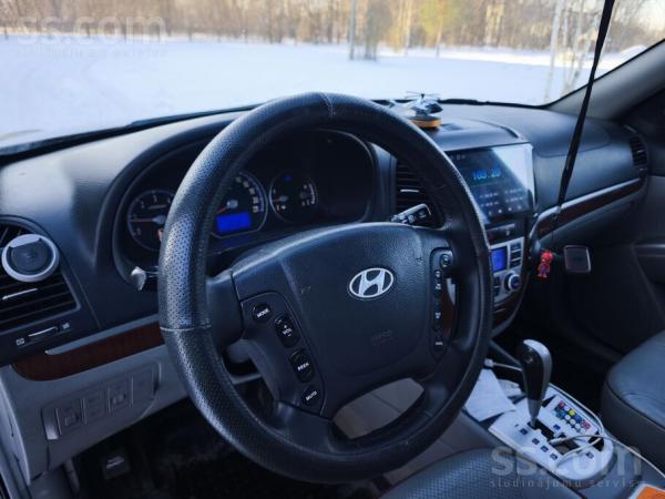 Green Hyundai Santa Fe 2006 in Riga, with an engine capacity of 2.20 L and mileage of 336 thousand km for 3150 €, photo 6 on AUTOMOTO.COM.LV