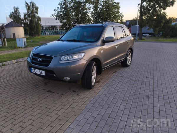 Green Hyundai Santa Fe 2006 in Rezekne, with an engine capacity of 2.20 L and mileage of 450 thousand km for 1600 €, photo 3 on AUTOMOTO.COM.LV