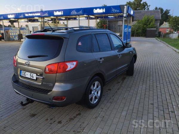 Green Hyundai Santa Fe 2006 in Rezekne, with an engine capacity of 2.20 L and mileage of 450 thousand km for 1600 €, photo 5 on AUTOMOTO.COM.LV