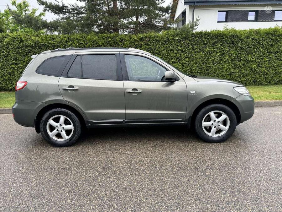 Green Hyundai Santa Fe 2007 in Vilnius, with an engine capacity of 2.19 L and mileage of 320 thousand km for 3500 €, photo 5 on AUTOMOTO.COM.LV
