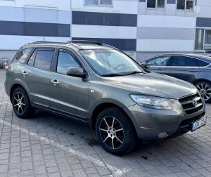 Zaļš Hyundai Santa Fe 2008 Viļņa, ar dzinēja tilpumu 2.19 L un nobraukumu 300 tūkst. km par 2500 €, foto  vietnē AUTOMOTO.COM.LV