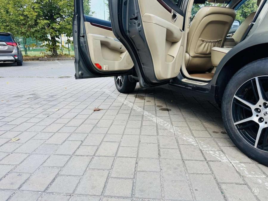 Zaļš Hyundai Santa Fe 2008 Viļņa, ar dzinēja tilpumu 2.19 L un nobraukumu 300 tūkst. km par 2500 €, foto 5 vietnē AUTOMOTO.COM.LV