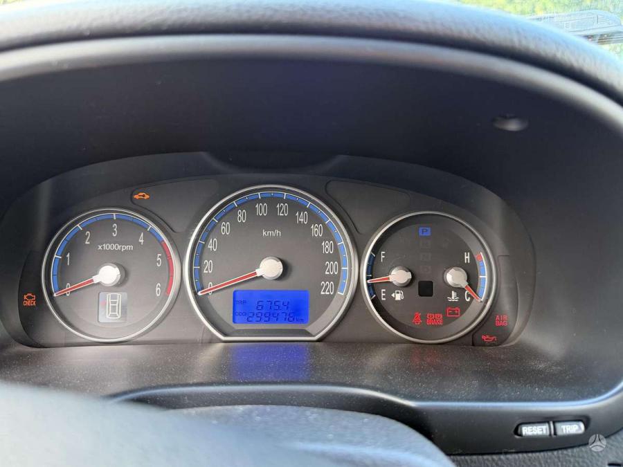 Zaļš Hyundai Santa Fe 2008 Viļņa, ar dzinēja tilpumu 2.19 L un nobraukumu 300 tūkst. km par 2500 €, foto 10 vietnē AUTOMOTO.COM.LV