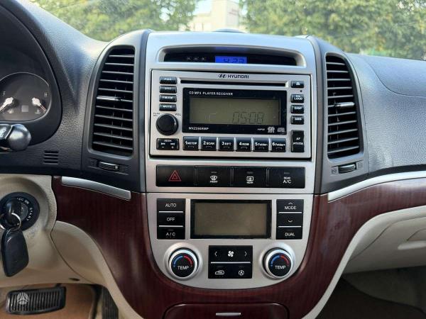 Hyundai Santa Fe 2008 Viļņa vietnē Zaļš Hyundai Santa Fe 2008 Viļņa, ar dzinēja tilpumu 2.19 L un nobraukumu 300 tūkst. km par 2500 €, foto 11 vietnē AUTOMOTO.COM.LV