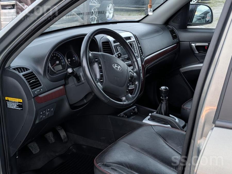 Green Hyundai Santa Fe 2010 in Liepaja, with an engine capacity of 2.20 L and mileage of 218 thousand km for 3900 €, photo 6 on AUTOMOTO.COM.LV
