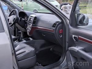 Green Hyundai Santa Fe 2010 in Liepaja, with an engine capacity of 2.20 L and mileage of 218 thousand km for 3900 €, photo 7 on AUTOMOTO.COM.LV