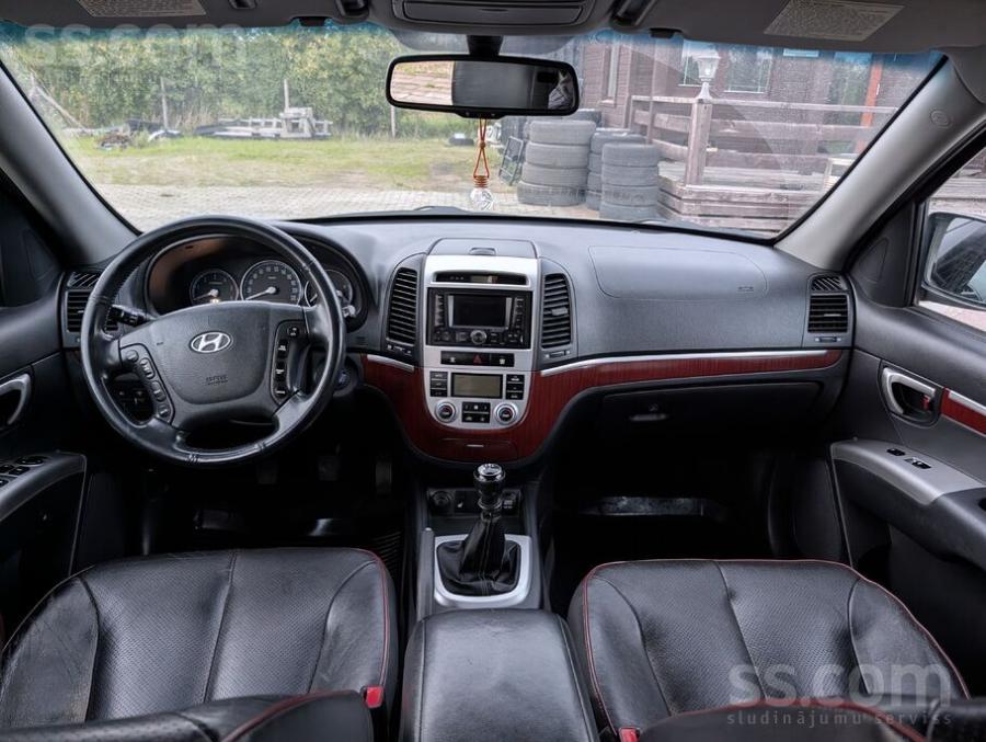 Green Hyundai Santa Fe 2010 in Liepaja, with an engine capacity of 2.20 L and mileage of 218 thousand km for 3900 €, photo 9 on AUTOMOTO.COM.LV