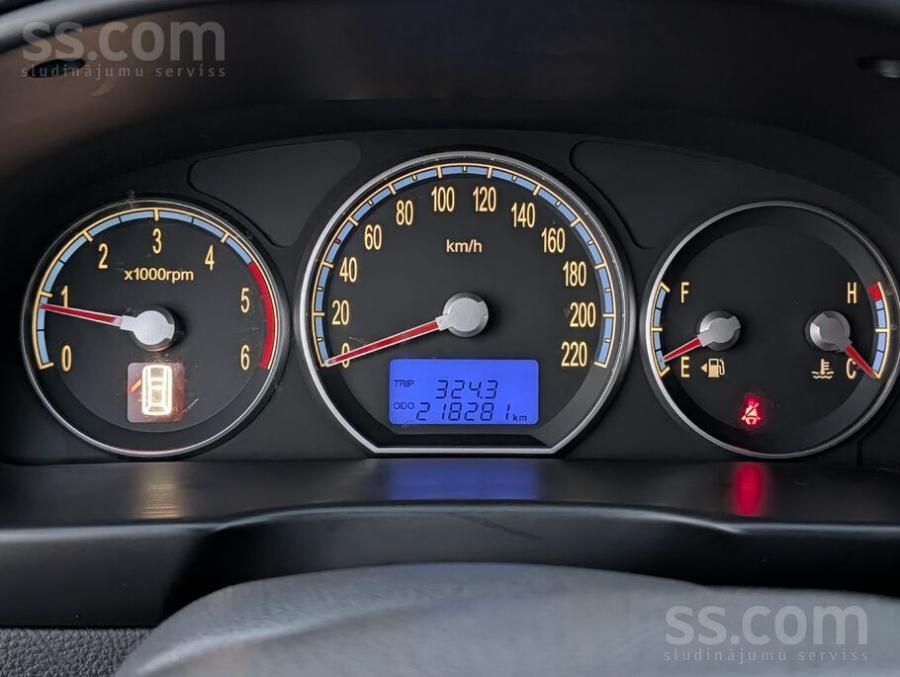 Green Hyundai Santa Fe 2010 in Liepaja, with an engine capacity of 2.20 L and mileage of 218 thousand km for 3900 €, photo 11 on AUTOMOTO.COM.LV