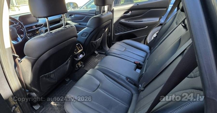 Green Hyundai Santa Fe 2020 in Tallinn, with an engine capacity of 2.20 L and mileage of 155 thousand km for 30789 €, photo 8 on AUTOMOTO.COM.LV