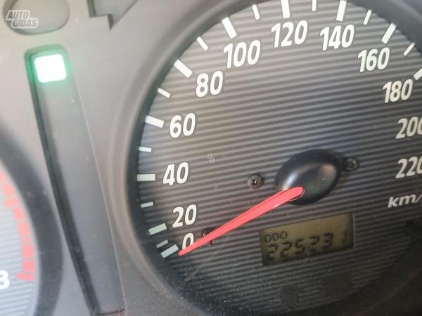 Pelēks Hyundai Santa Fe 2001 Panevēža, ar dzinēja tilpumu 2.70 L un nobraukumu 225 tūkst. km par 850 €, foto 10 vietnē AUTOMOTO.COM.LV
