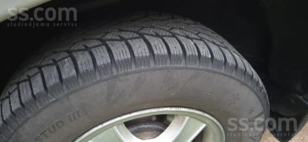 Pelēks Hyundai Santa Fe 2001 Madona, ar dzinēja tilpumu 2.40 L un nobraukumu 530 tūkst. km par 1000 €, foto 2 vietnē AUTOMOTO.COM.LV