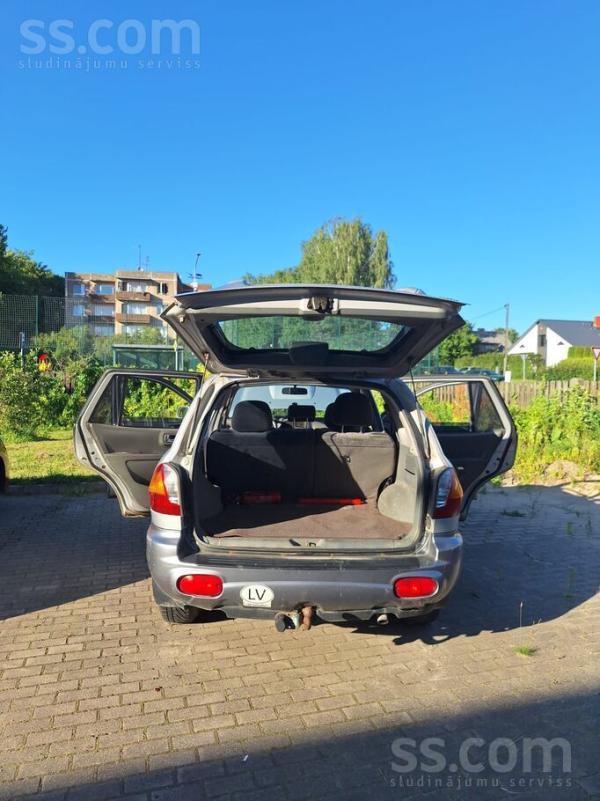 Grey Hyundai Santa Fe 2002 in Riga, with an engine capacity of 2.00 L and mileage of 314 thousand km for 700 €, photo 10 on AUTOMOTO.COM.LV