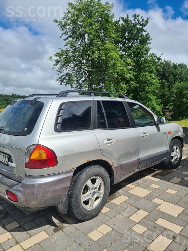Grey Hyundai Santa Fe 2002 in Aluksne, with an engine capacity of 2.00 L and mileage of 301 thousand km for 1000 €, photo 2 on AUTOMOTO.COM.LV