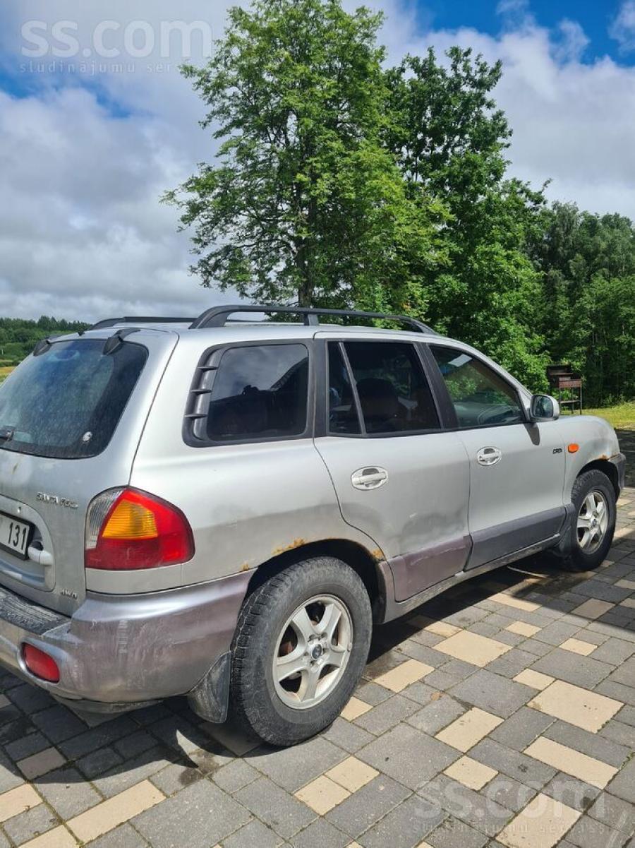 Grey Hyundai Santa Fe 2002 in Aluksne, with an engine capacity of 2.00 L and mileage of 301 thousand km for 1000 €, photo 3 on AUTOMOTO.COM.LV