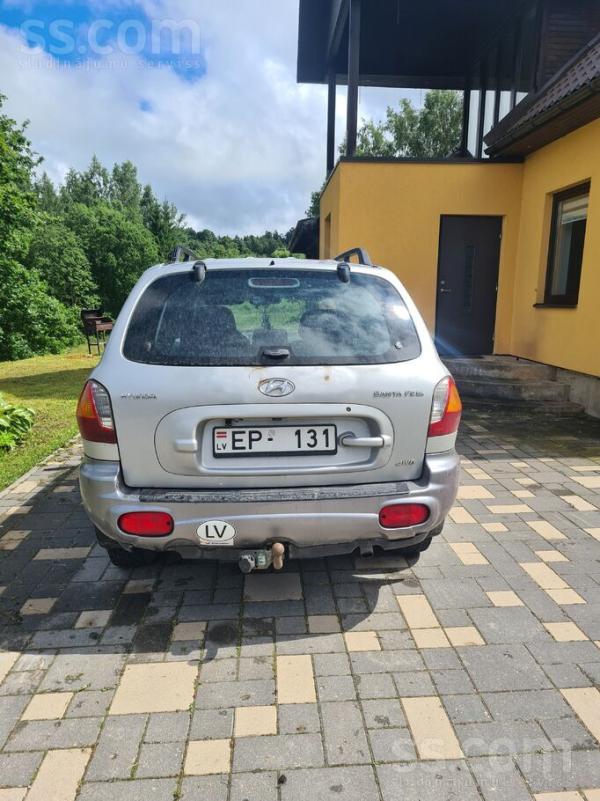 Grey Hyundai Santa Fe 2002 in Aluksne, with an engine capacity of 2.00 L and mileage of 301 thousand km for 1000 €, photo 3 on AUTOMOTO.COM.LV