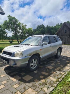 Grey Hyundai Santa Fe 2002 in Aluksne, with an engine capacity of 2.00 L and mileage of 301 thousand km for 1000 €, photo 6 on AUTOMOTO.COM.LV