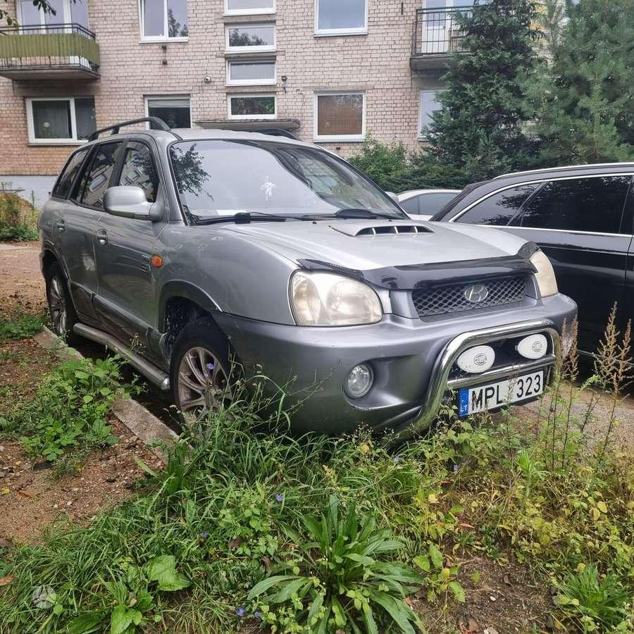 Grey Hyundai Santa Fe 2003 in Vilnius, with an engine capacity of 1.99 L and mileage of 245 thousand km for 700 €, photo 1 on AUTOMOTO.COM.LV