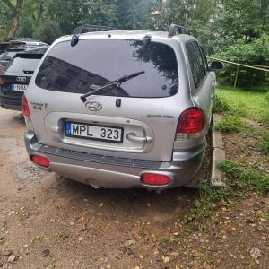 Grey Hyundai Santa Fe 2003 in Vilnius, with an engine capacity of 1.99 L and mileage of 245 thousand km for 700 €, photo 2 on AUTOMOTO.COM.LV