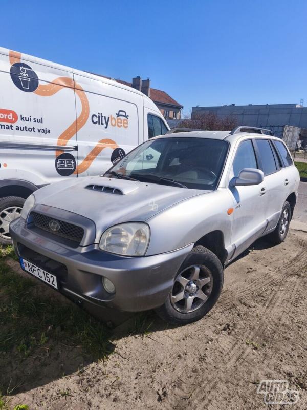 Grey Hyundai Santa Fe 2003 in Kaunas, with an engine capacity of 2.00 L and mileage of 235 thousand km for 750 €, photo 1 on AUTOMOTO.COM.LV