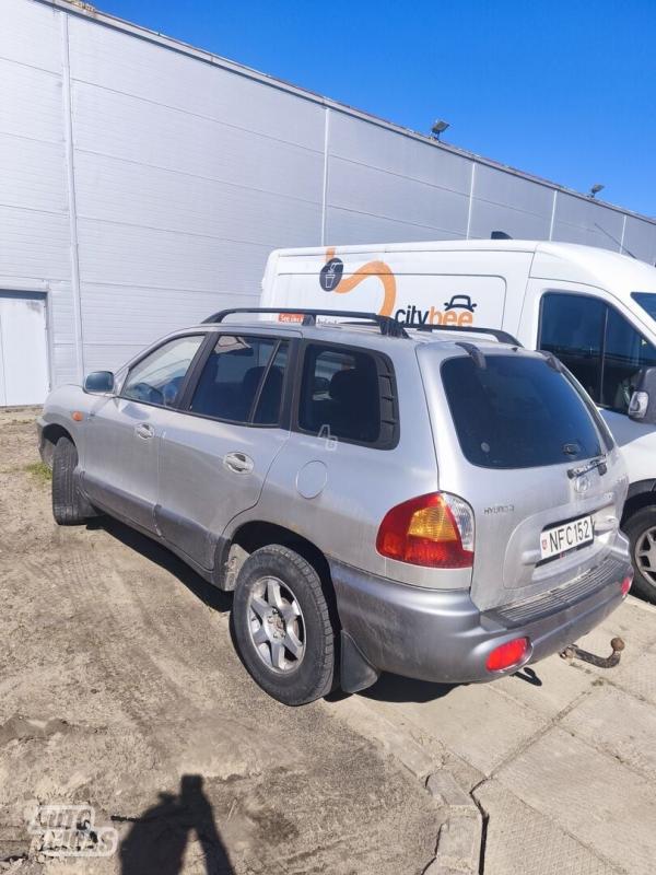 Grey Hyundai Santa Fe 2003 in Kaunas, with an engine capacity of 2.00 L and mileage of 235 thousand km for 750 €, photo 3 on AUTOMOTO.COM.LV