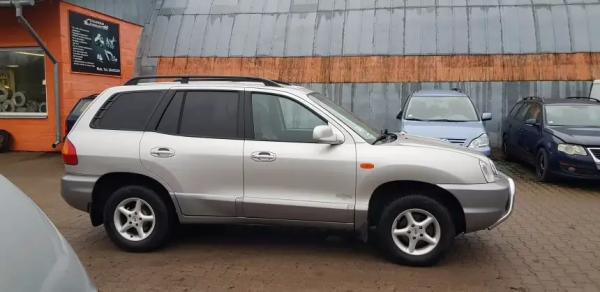 Pelēks Hyundai Santa Fe 2003 Valmiera, ar dzinēja tilpumu 2.40 L un nobraukumu 224 tūkst. km par 2400 €, foto 2 vietnē AUTOMOTO.COM.LV