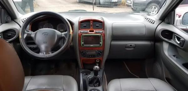 Pelēks Hyundai Santa Fe 2003 Valmiera, ar dzinēja tilpumu 2.40 L un nobraukumu 224 tūkst. km par 2400 €, foto 8 vietnē AUTOMOTO.COM.LV