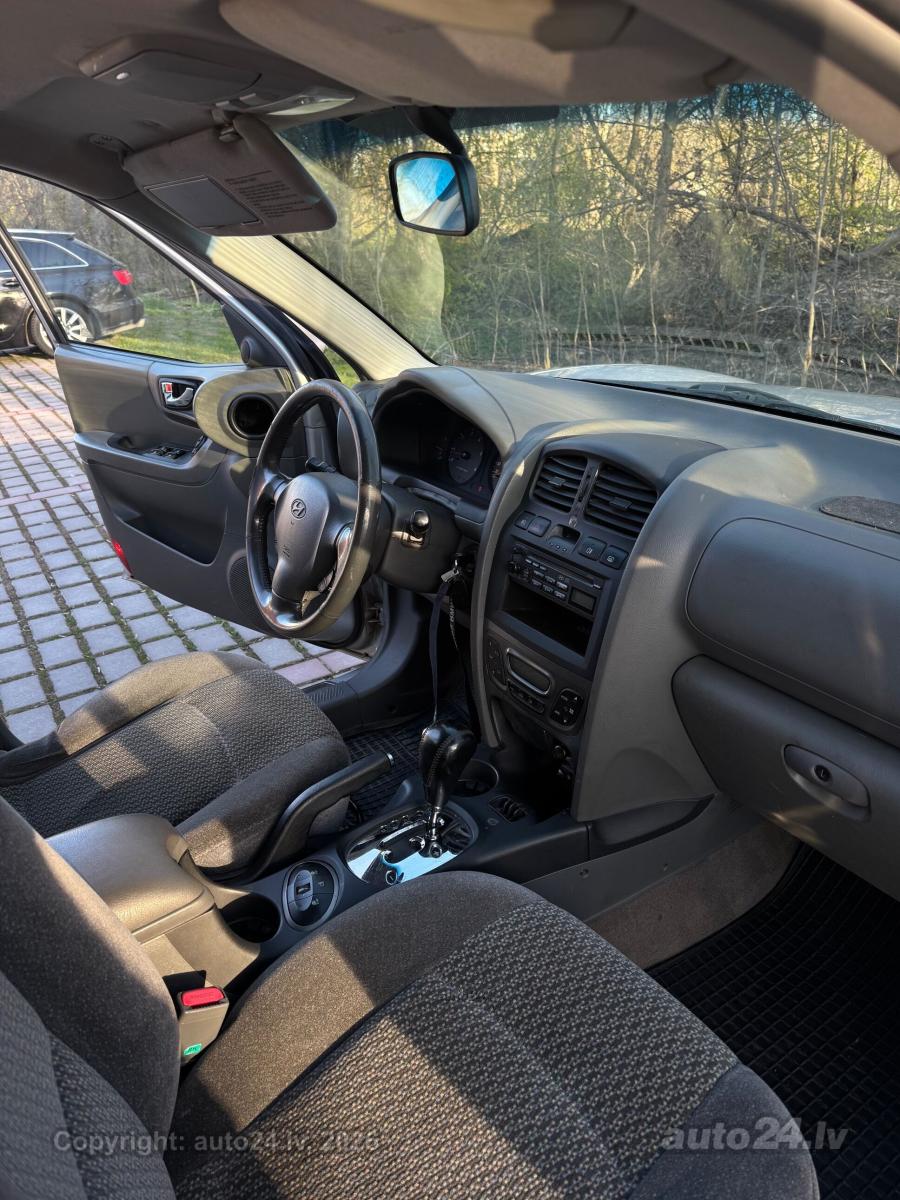 Pelēks Hyundai Santa Fe 2004 Tallina, ar dzinēja tilpumu 2.00 L un nobraukumu 339 tūkst. km par 1998 €, foto 8 vietnē AUTOMOTO.COM.LV