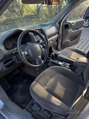 Pelēks Hyundai Santa Fe 2004 Tallina, ar dzinēja tilpumu 2.00 L un nobraukumu 339 tūkst. km par 1998 €, foto 9 vietnē AUTOMOTO.COM.LV