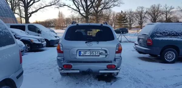 Grey Hyundai Santa Fe 2004 in Valmiera, with an engine capacity of 2.00 L and mileage of 228 thousand km for 2950 €, photo 4 on AUTOMOTO.COM.LV