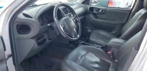 Grey Hyundai Santa Fe 2004 in Valmiera, with an engine capacity of 2.00 L and mileage of 228 thousand km for 2950 €, photo 10 on AUTOMOTO.COM.LV