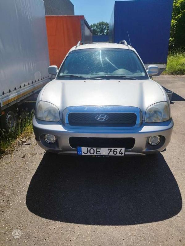 Grey Hyundai Santa Fe 2004 in Ukmerge, with an engine capacity of 2.35 L and mileage of 211 thousand km for 1800 €, photo 1 on AUTOMOTO.COM.LV