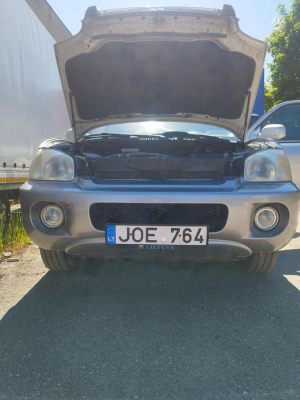 Grey Hyundai Santa Fe 2004 in Ukmerge, with an engine capacity of 2.35 L and mileage of 211 thousand km for 1800 €, photo 2 on AUTOMOTO.COM.LV