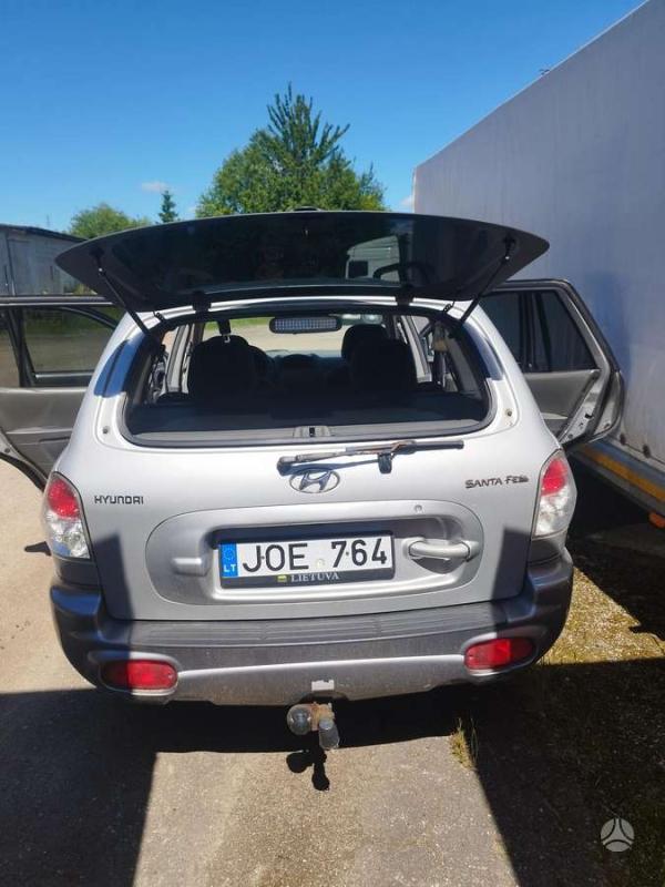 Grey Hyundai Santa Fe 2004 in Ukmerge, with an engine capacity of 2.35 L and mileage of 211 thousand km for 1800 €, photo 3 on AUTOMOTO.COM.LV