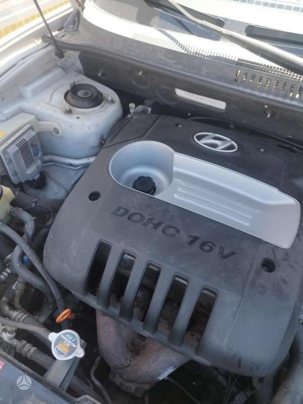 Grey Hyundai Santa Fe 2004 in Ukmerge, with an engine capacity of 2.35 L and mileage of 211 thousand km for 1800 €, photo 5 on AUTOMOTO.COM.LV
